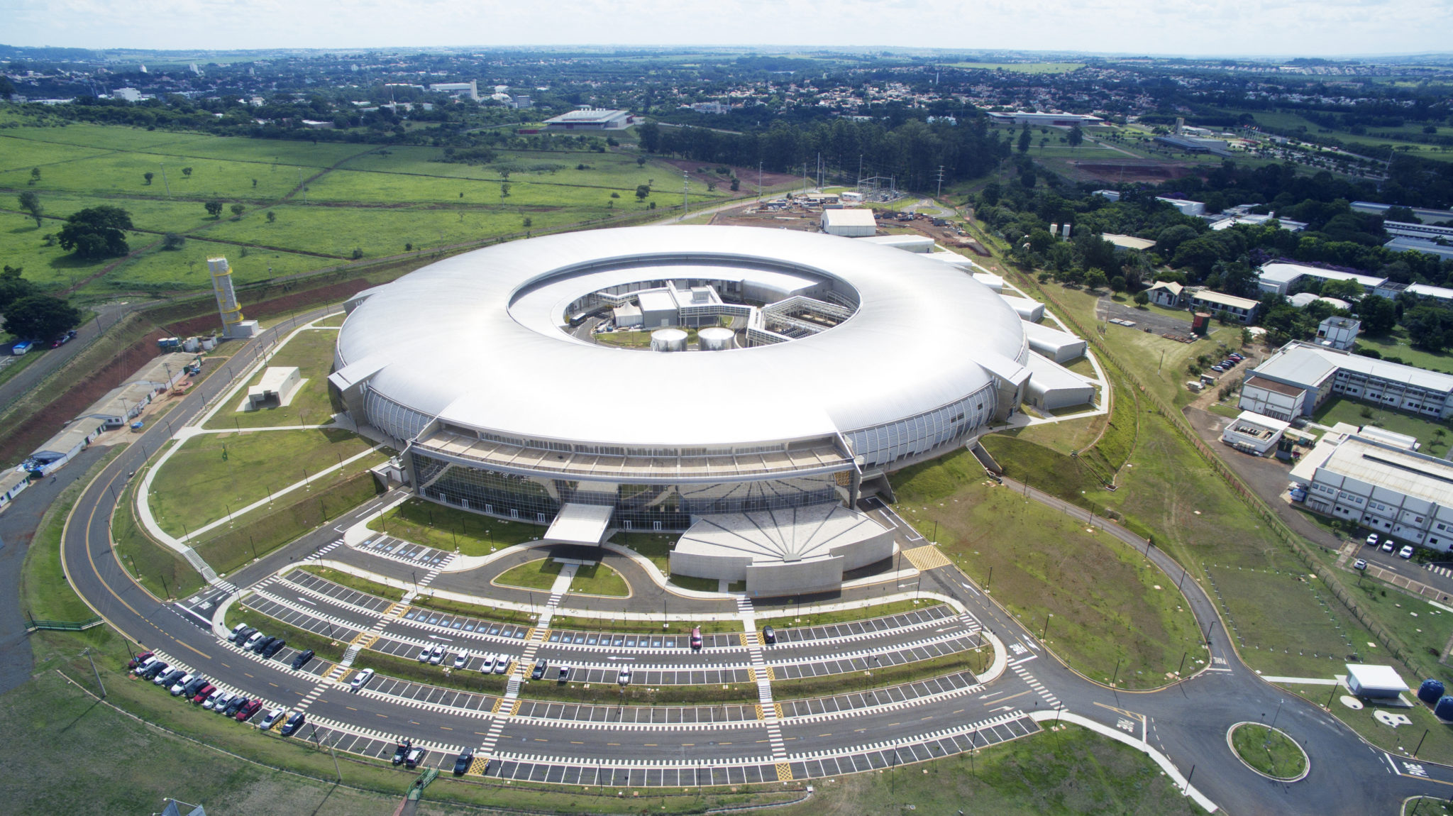 Primeira volta de elétrons no segundo acelerador de partículas do ...